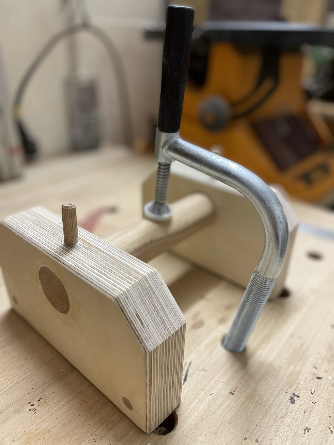 Was kann ein günstiger Niederhalter? - DIY-Profis